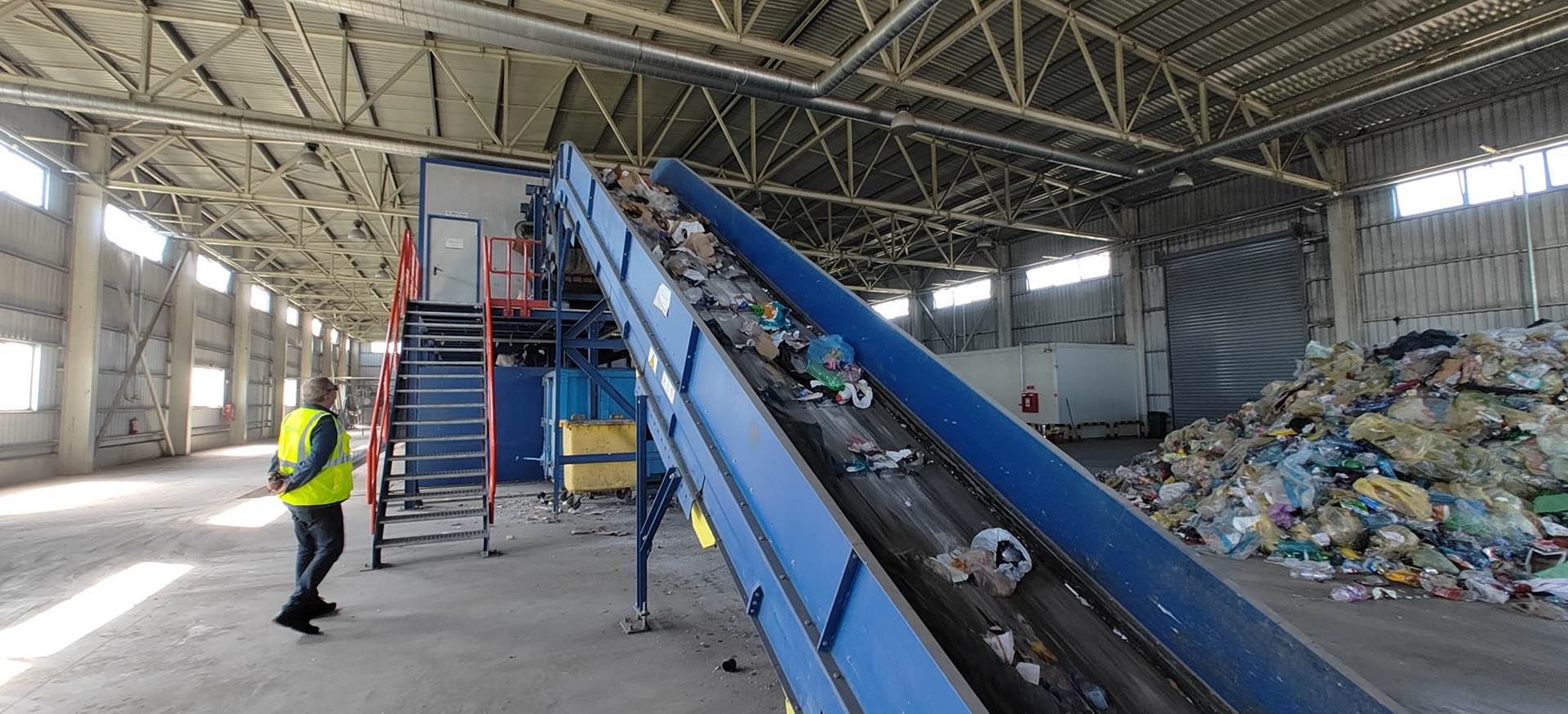 deseurile-sunt-urcate-pe-banda-rulanta-la-cmid-barcea-10-mai-2023 ...